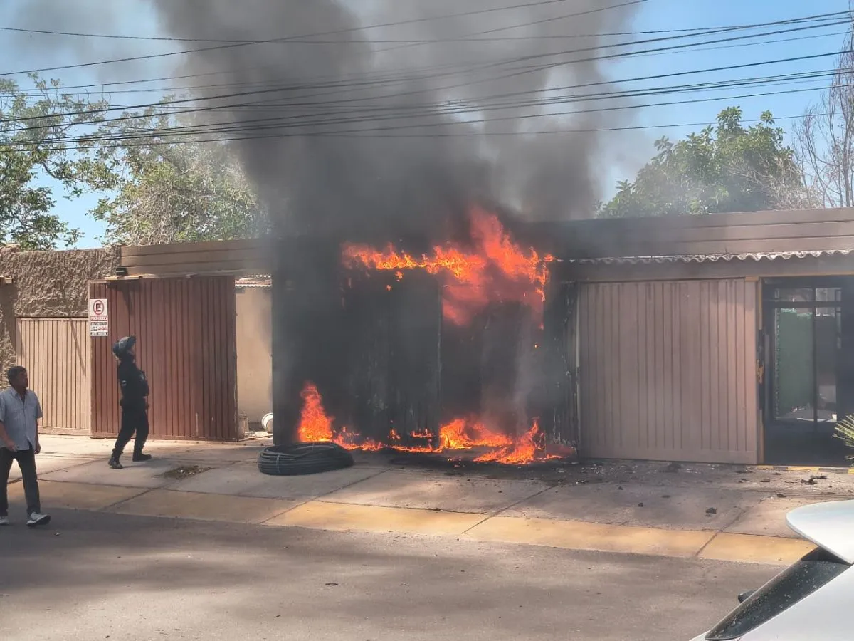 Temor entre vecinos por el incendio de un depósito en Capital: la ...