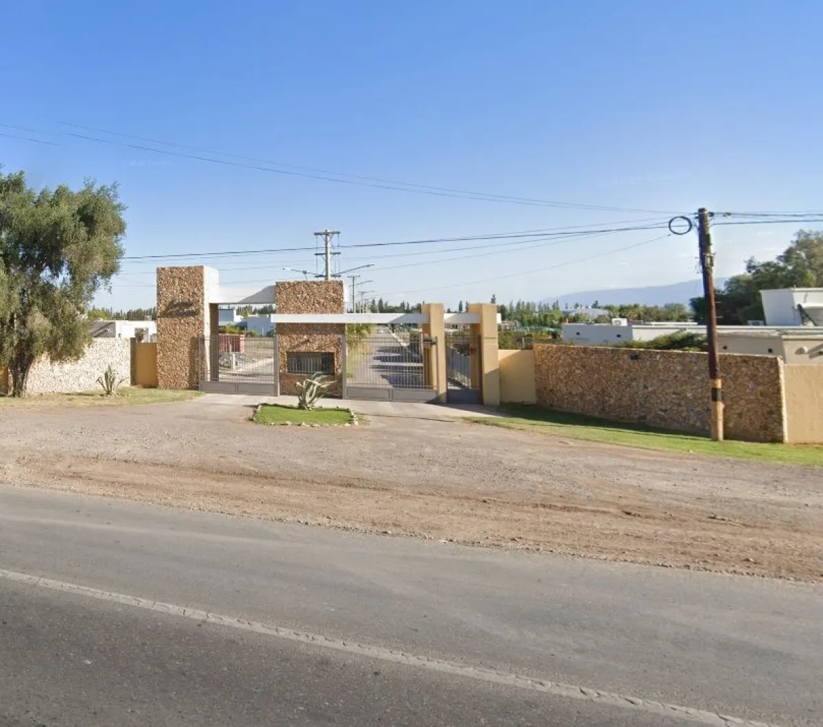 Cinco delincuentes golpearon a un hombre durante un robo en un barrio ...